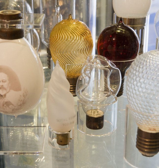 Light bulbs + Circuits | What's On | Discovery Museum